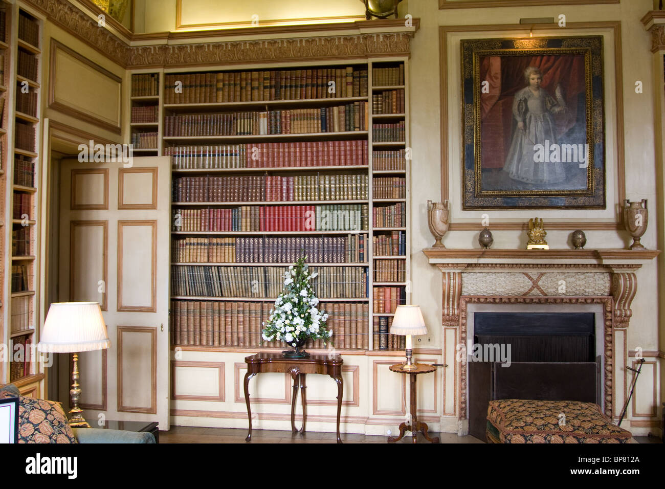 Country house room traditional library hi-res stock photography and ...