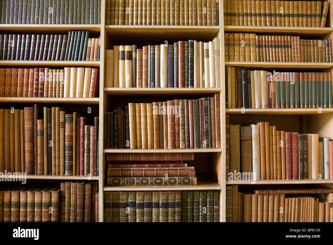 Country house room traditional library hi-res stock photography and ...