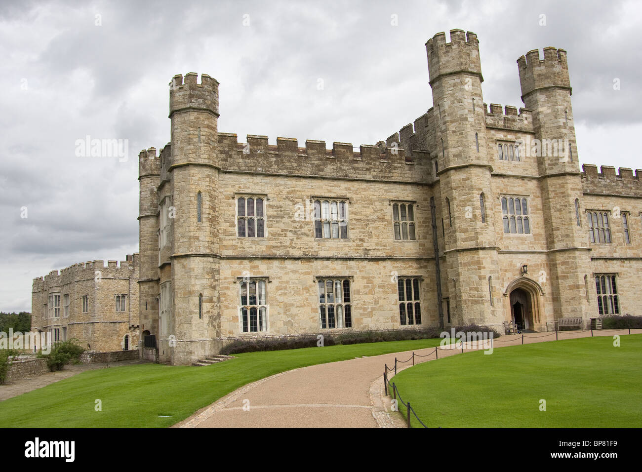 Path to castle hi-res stock photography and images - Alamy