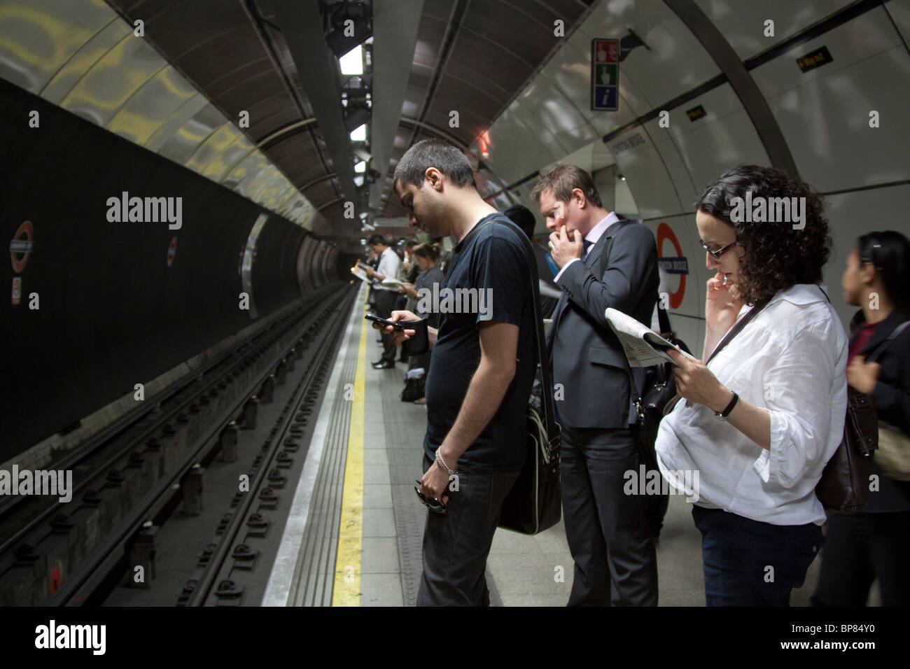 Commuters - Evening Rush Hour - London Bridge Underground Station ...