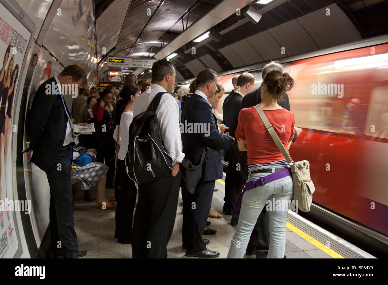 Commuters - Evening Rush Hour - London Bridge Underground Station ...