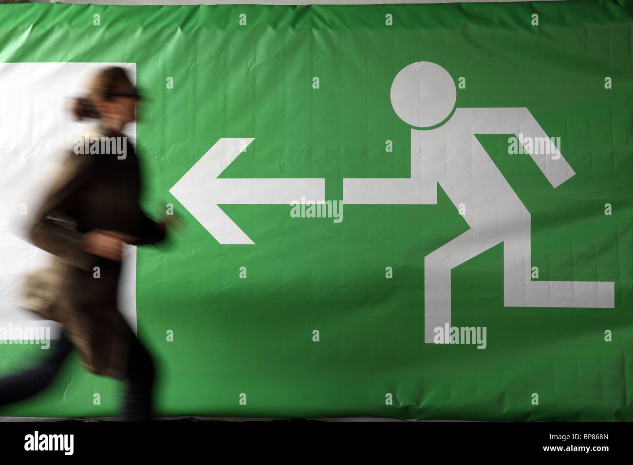 Emergency exit pictogram exit sign hi-res stock photography and images ...