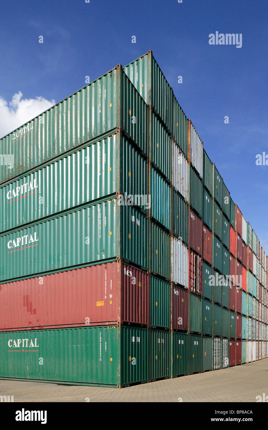 Cargo handling space vertical hi-res stock photography and images - Alamy