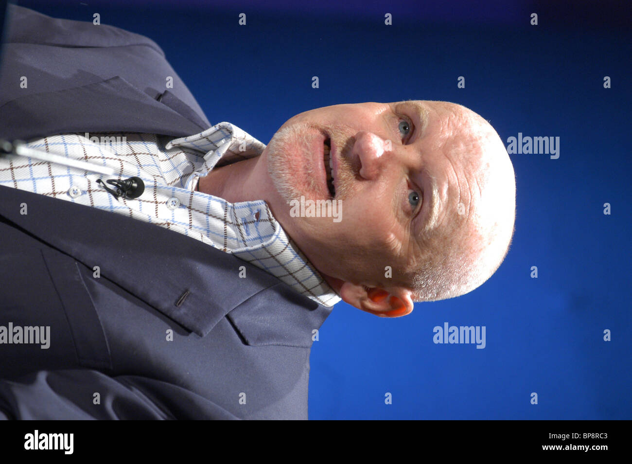 Sir Tom Hunter addressing a gathering of business leaders in Glasgow ...