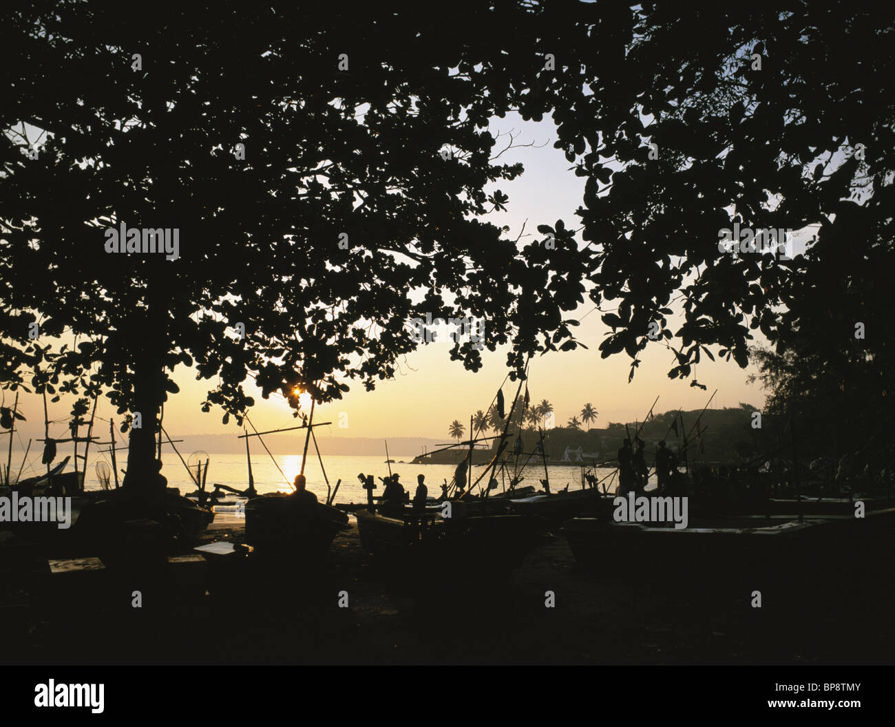 Sunrises over oceans hi-res stock photography and images - Alamy