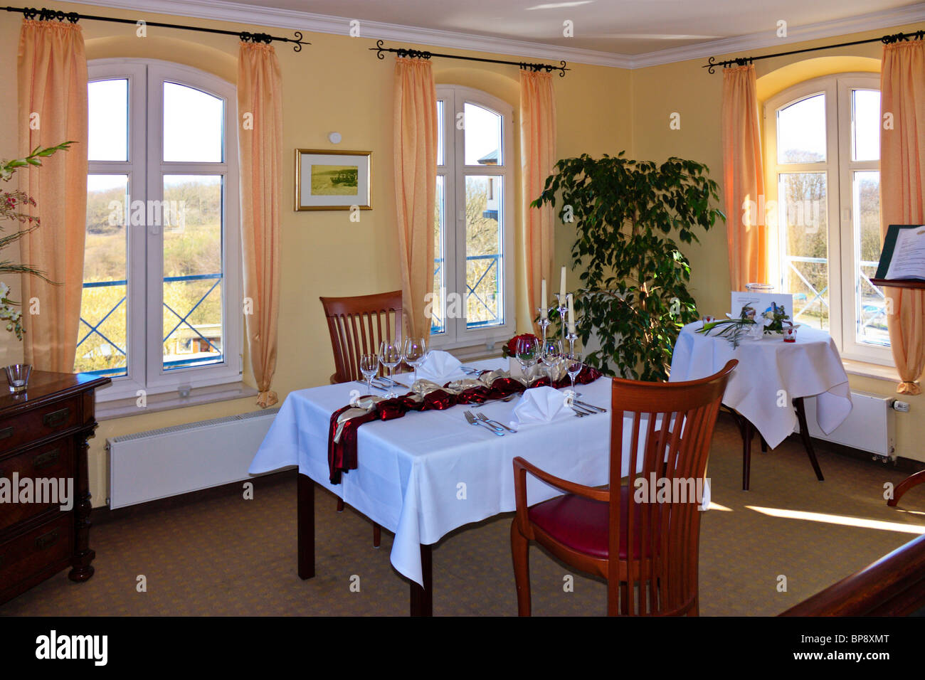 Exclusive Dinner Setting in a Luxury Hotel Restaurant Stock Photo - Alamy
