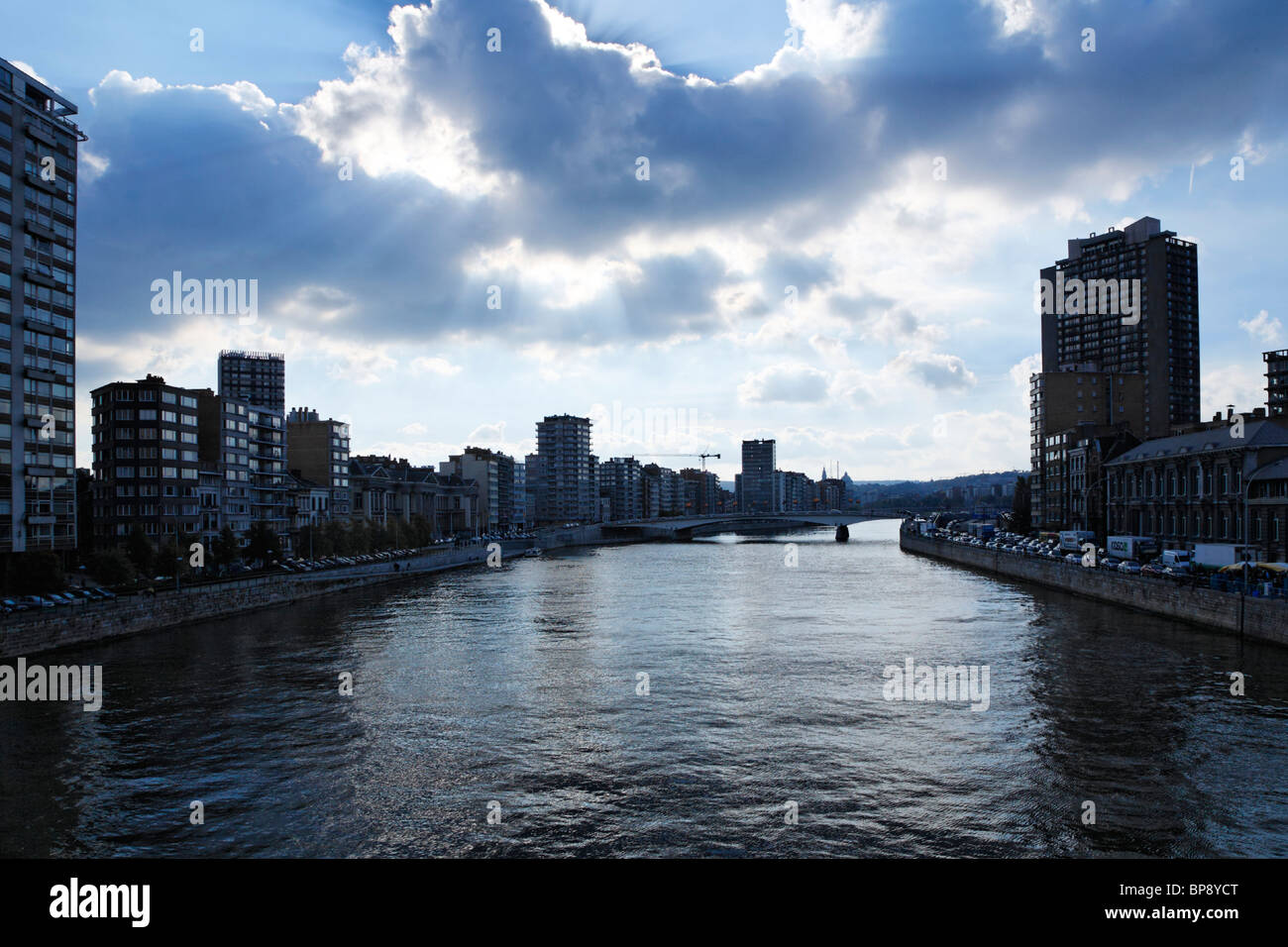 River flowing through cities hi-res stock photography and images - Alamy