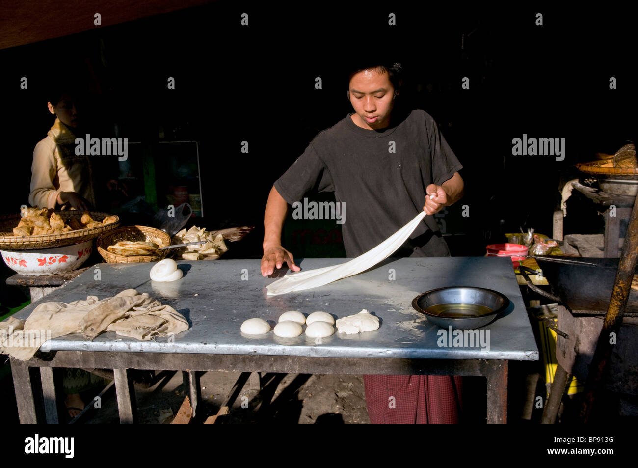 MYANMAR (BURMA) FLAT BREAD 'PHARAKA' MAKER IN THE MARKET IN KATHA ...