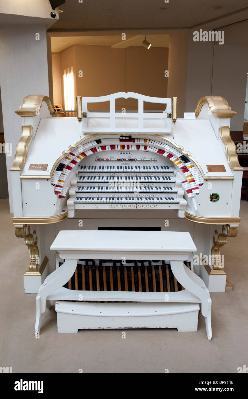 Detail of keys on Wurlitzer organ on display at Musikinstrumenten ...