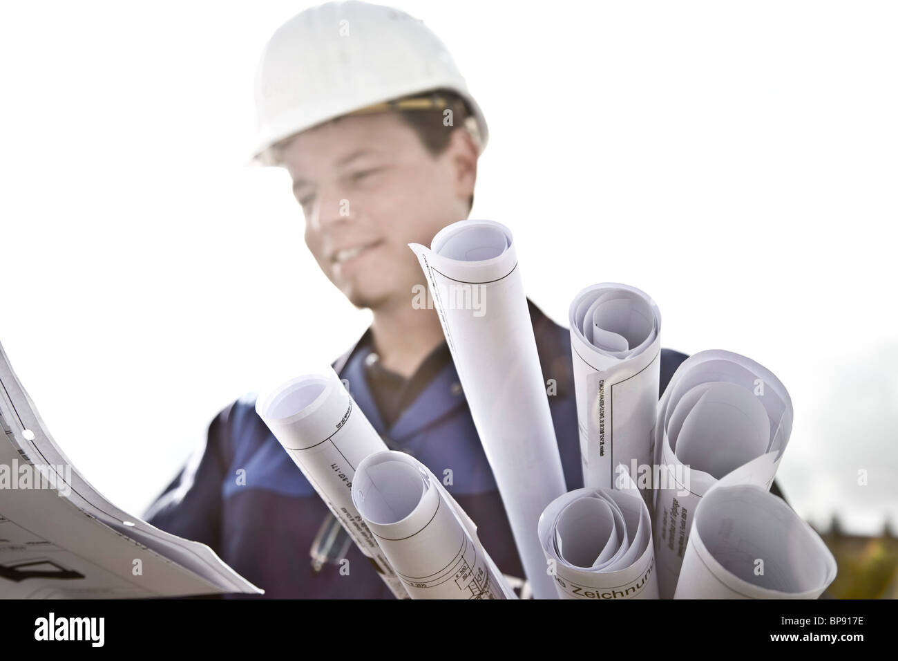 Construction worker reading plans hi-res stock photography and images ...