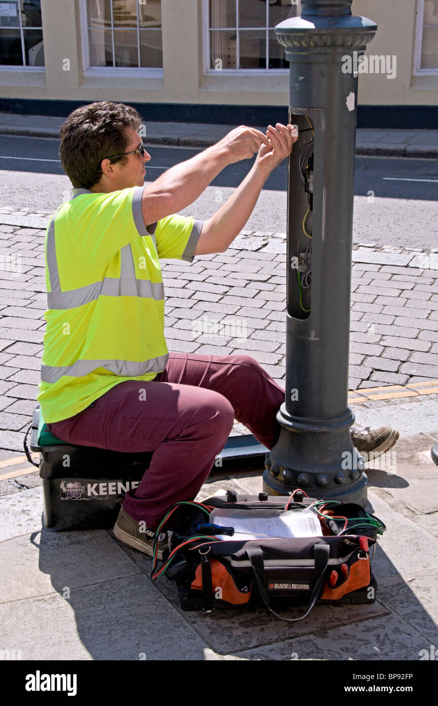 Electrician repairing lamp post, United Kingdom Stock Photo - Alamy