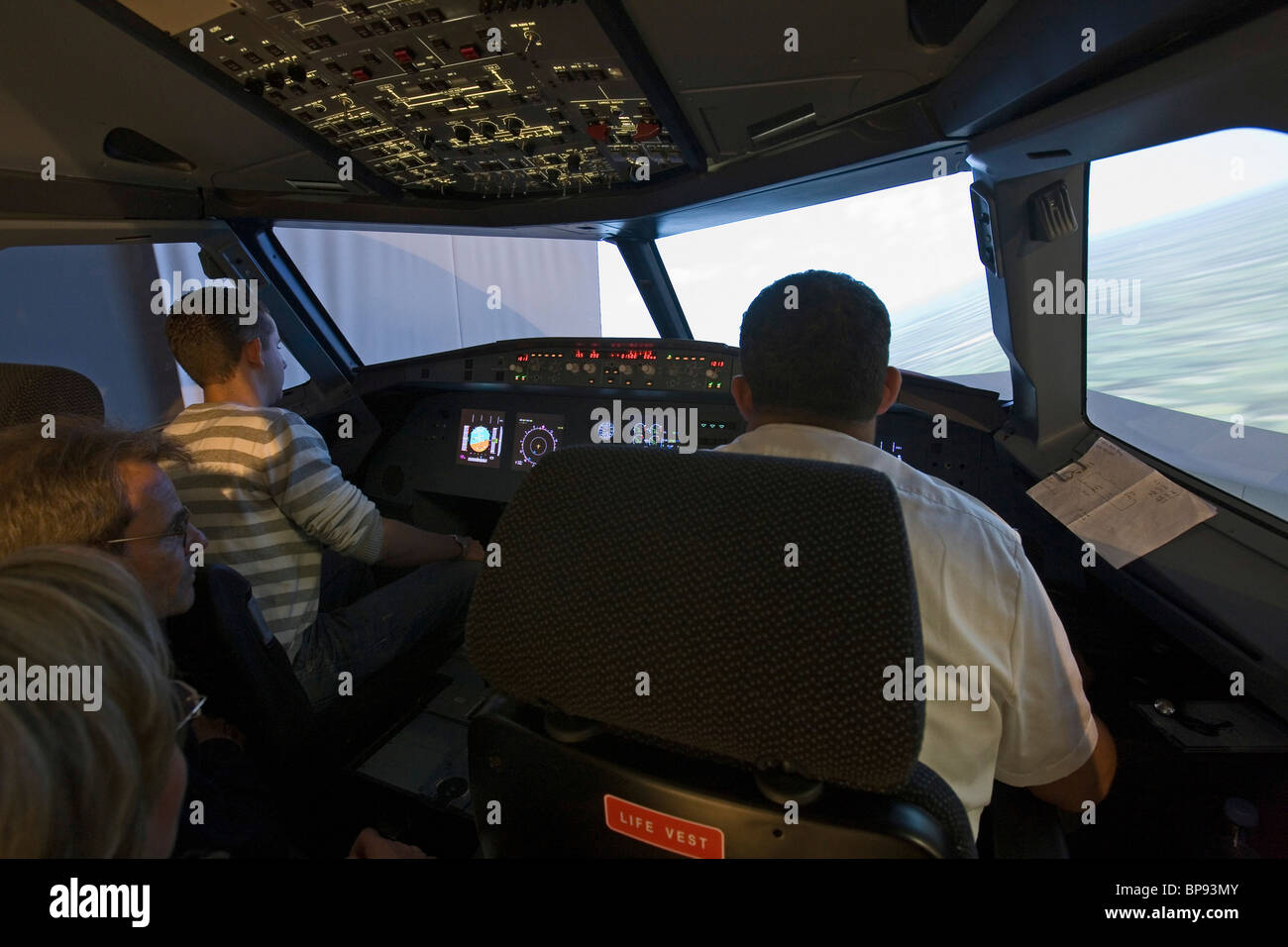 Flight simulator training hi-res stock photography and images - Alamy