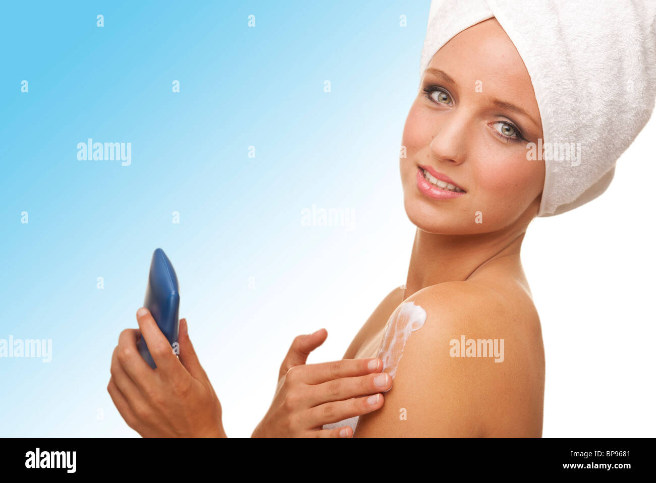 woman applying body lotion to her skin Stock Photo - Alamy