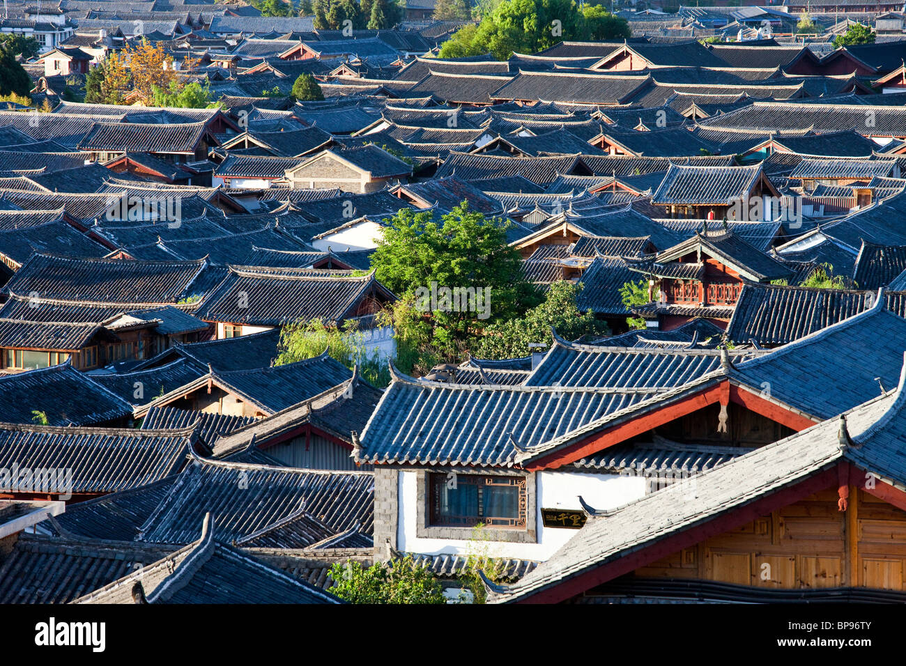 Rooftop view of the old town in Lijiang, Yunnan Province, China Stock ...