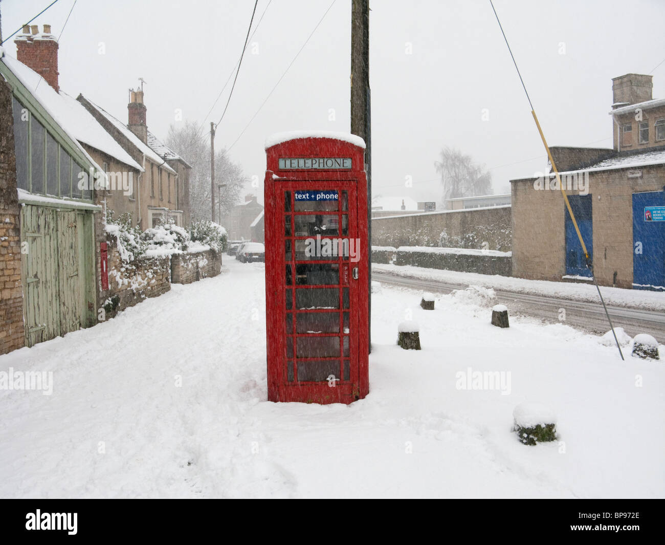 Snow snowing red telephone box hi-res stock photography and images - Alamy