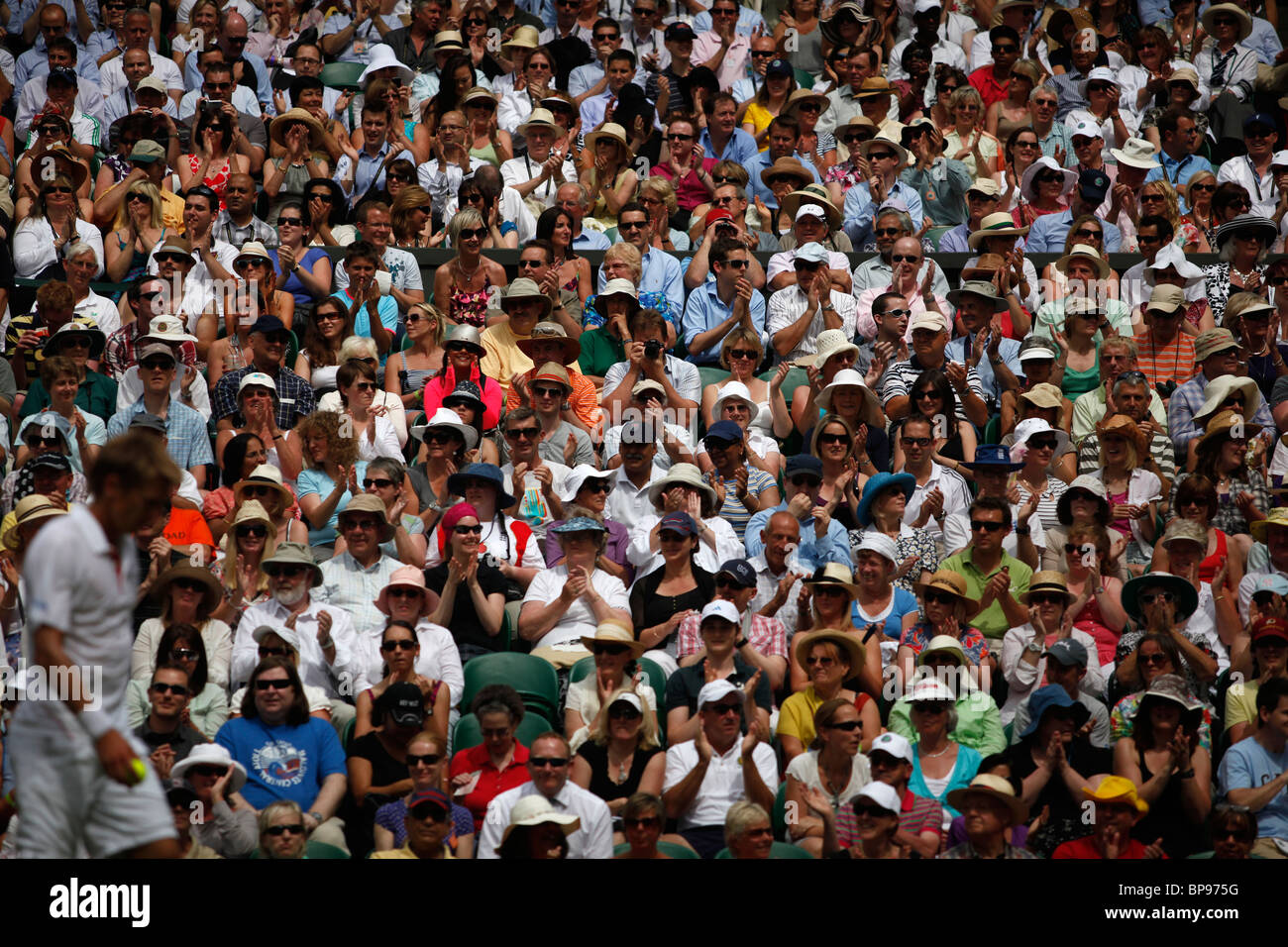 Wimbledon crowd hi-res stock photography and images - Alamy