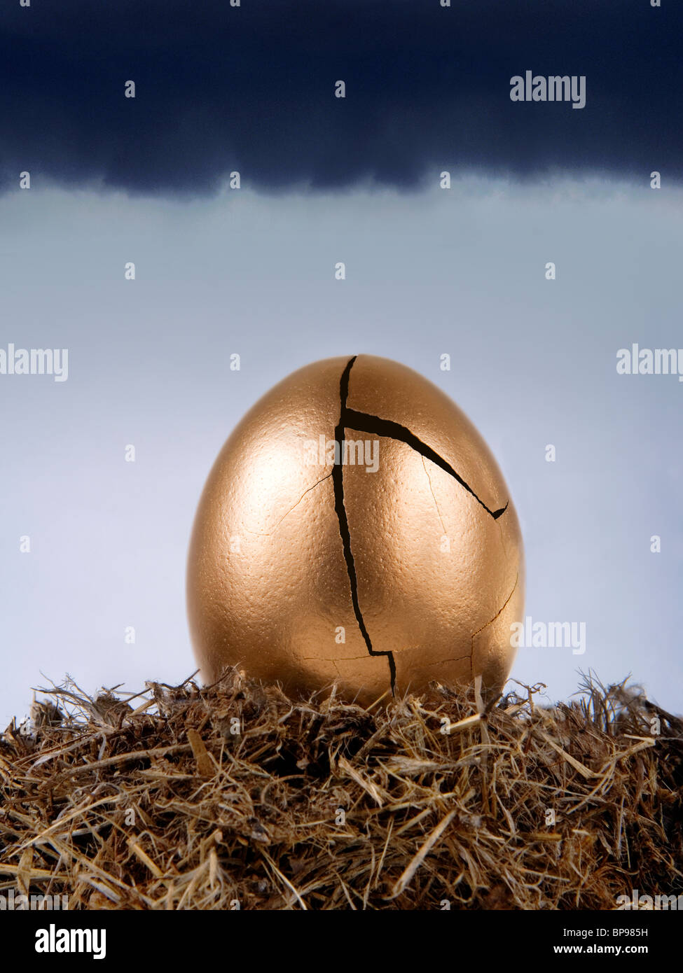 Cracked egg hi-res stock photography and images - Alamy