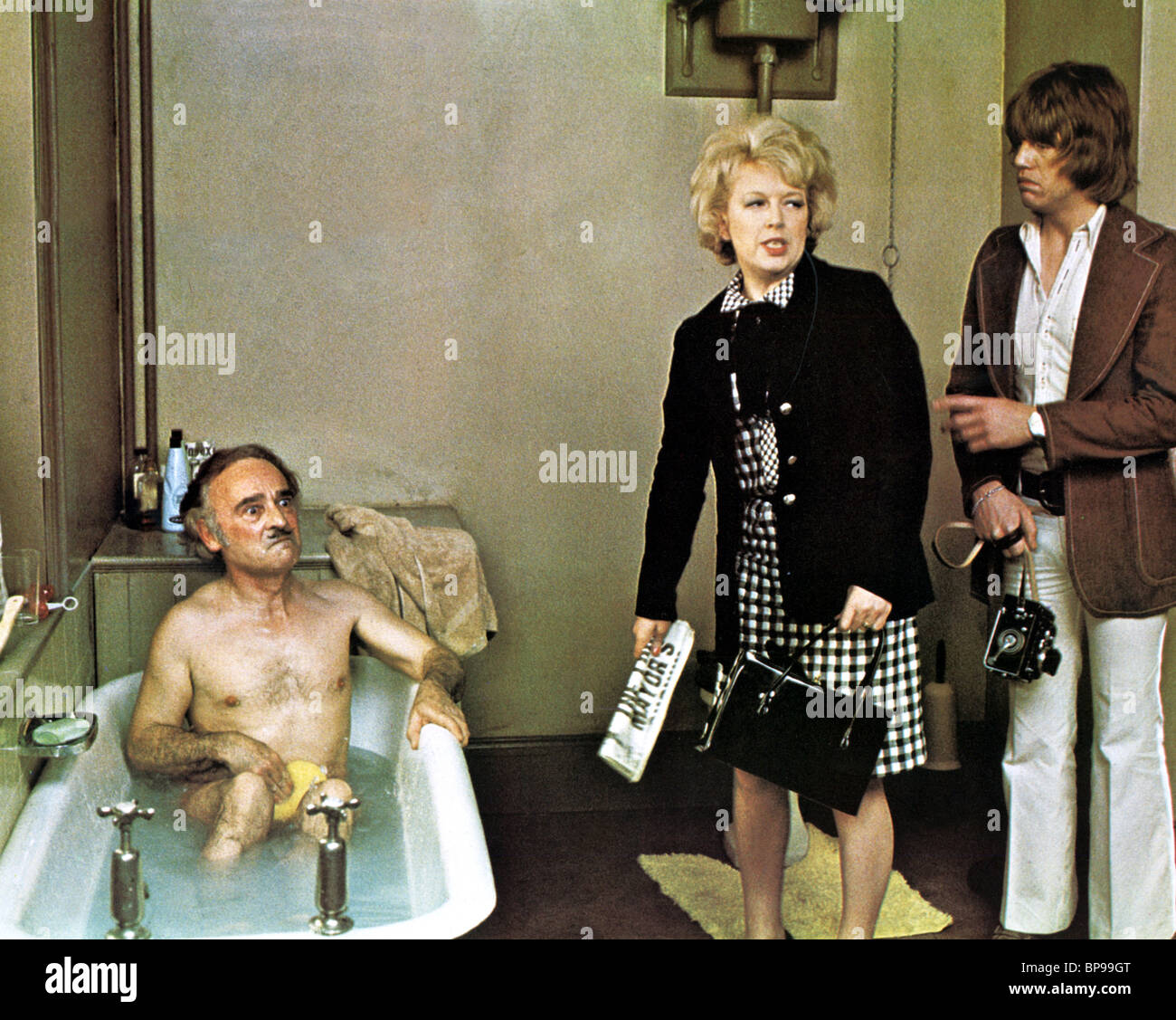 KENNETH CONNOR JUNE WHITFIELD & ROBIN ASKWITH CARRY ON GIRLS (1973 ...