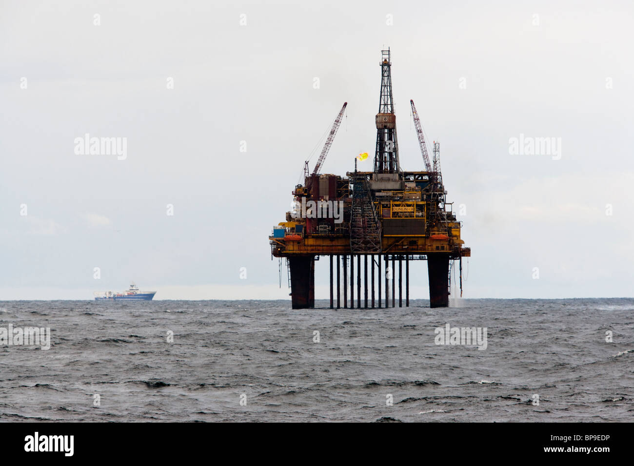 dunlin A oil rig Stock Photo - Alamy