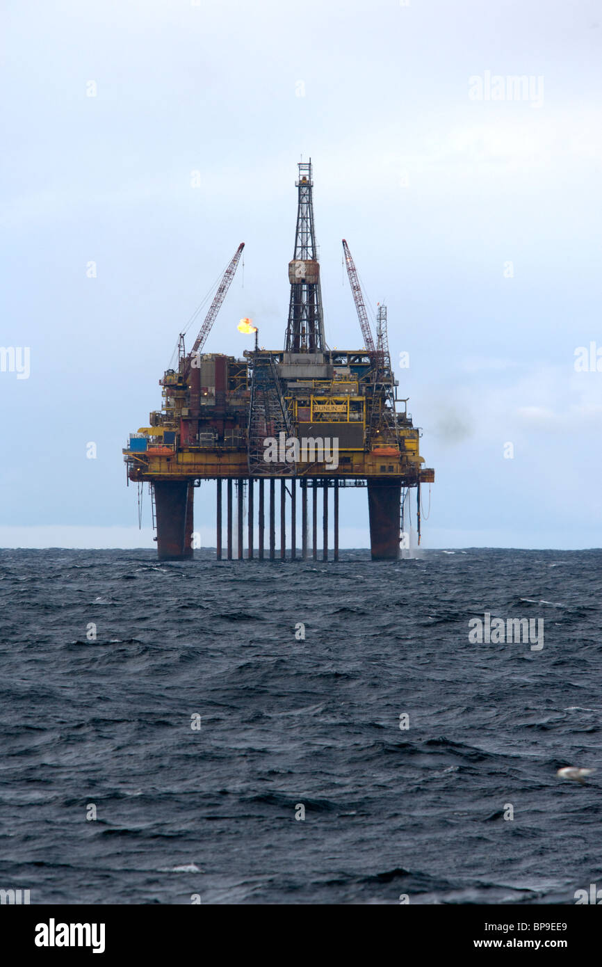 dunlin A oil rig Stock Photo - Alamy
