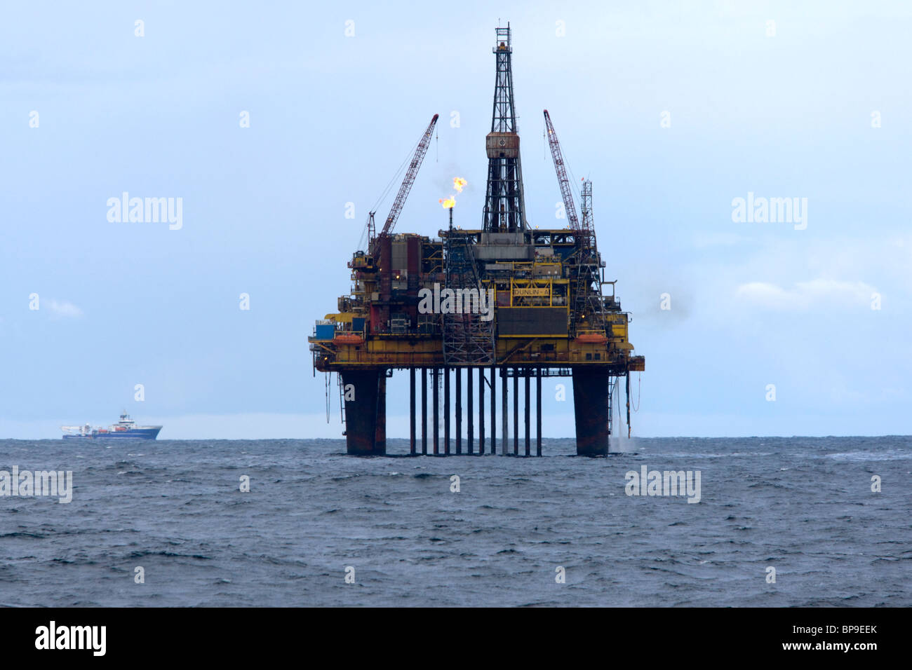 dunlin A oil rig Stock Photo - Alamy