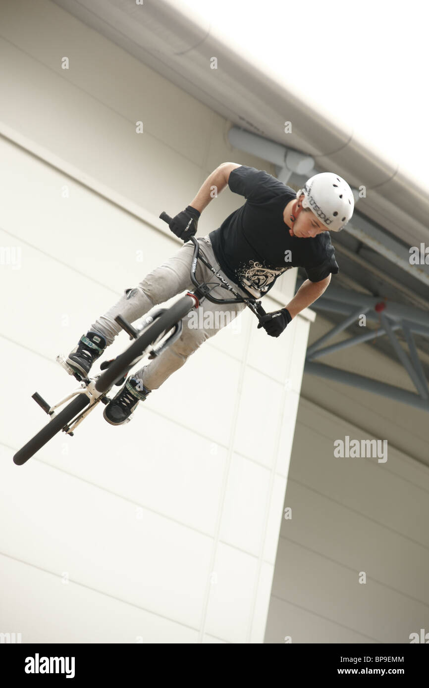 Stunt artist jump hi-res stock photography and images - Alamy