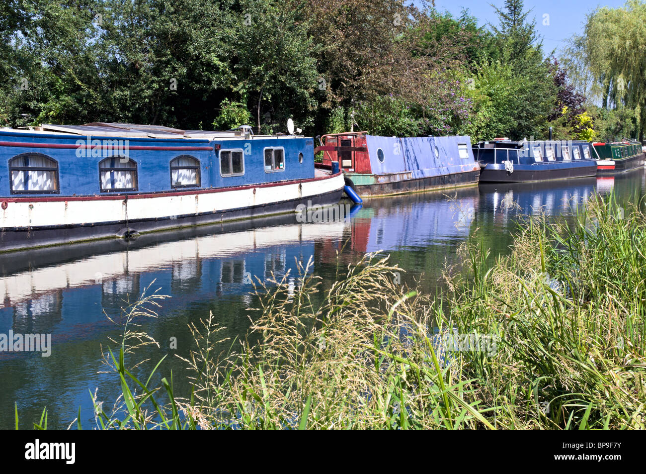 Tourist narrowboats hi-res stock photography and images - Alamy
