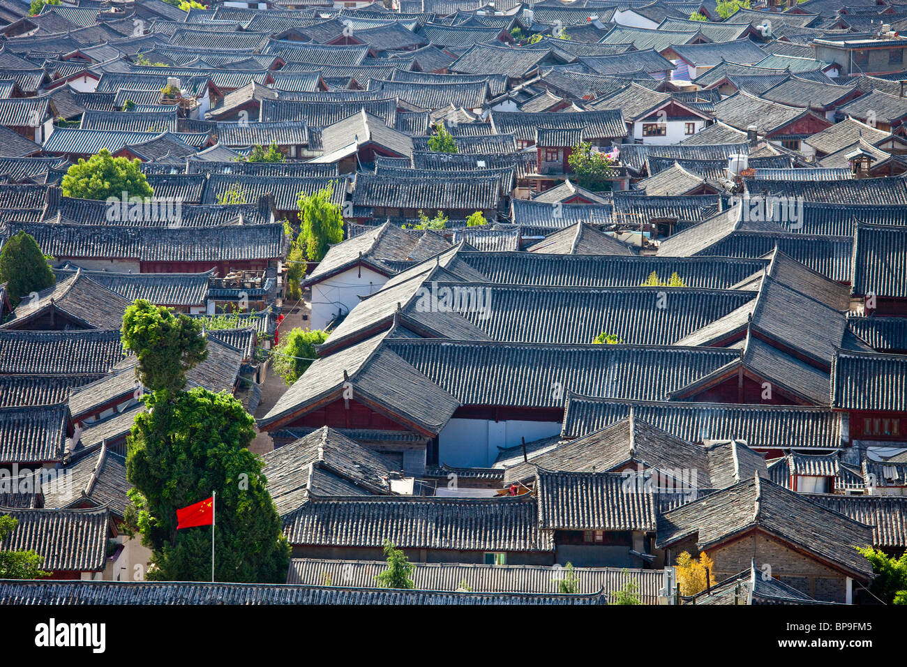 Rooftop view of the old town in Lijiang, Yunnan Province, China Stock ...