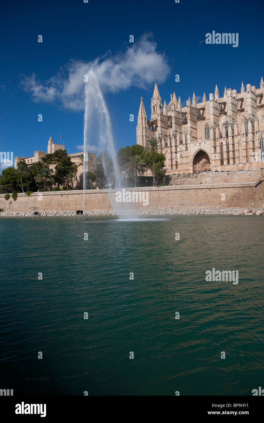 Palma cathedral in parc de la mar hi-res stock photography and images ...