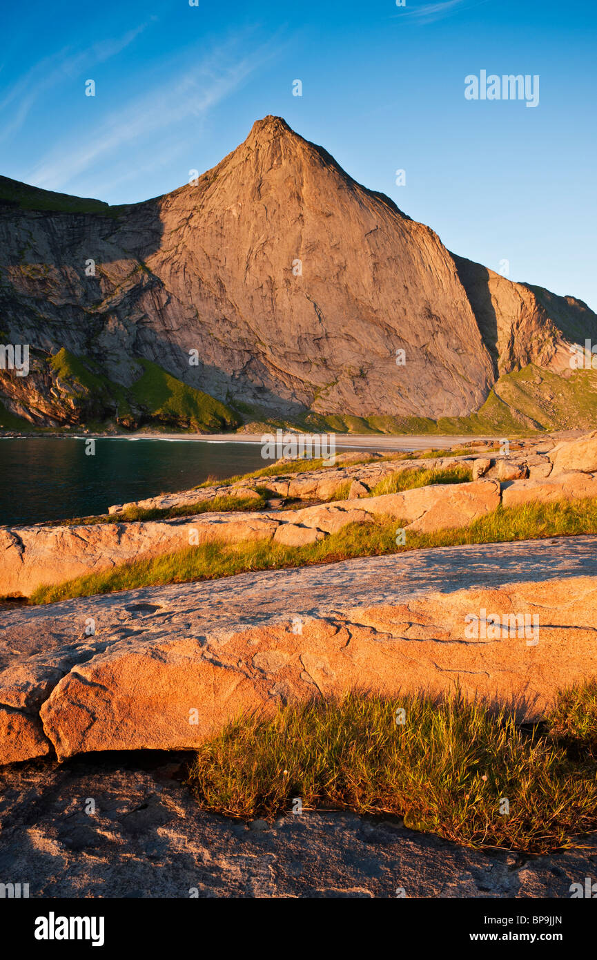 Rugged cliffs and coast at Bunes beach, Moskenesoy, Lofoten islands ...