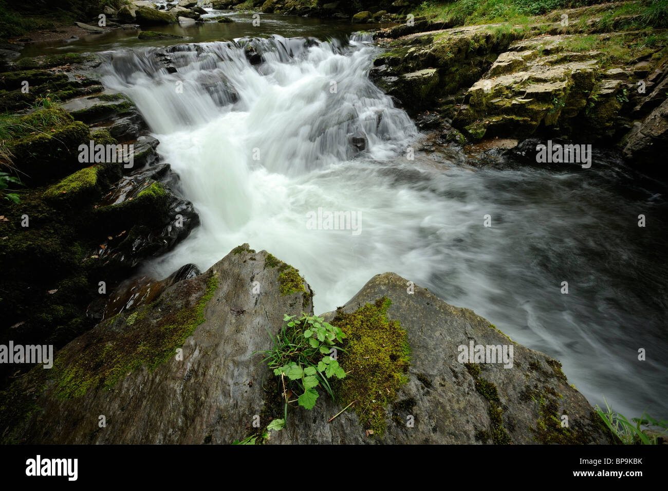 Rushing water flowing down rocks hi-res stock photography and images ...