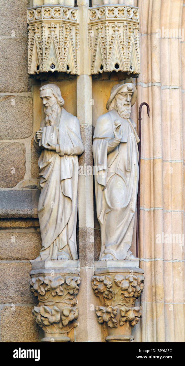 Gothic sculptures hi-res stock photography and images - Alamy