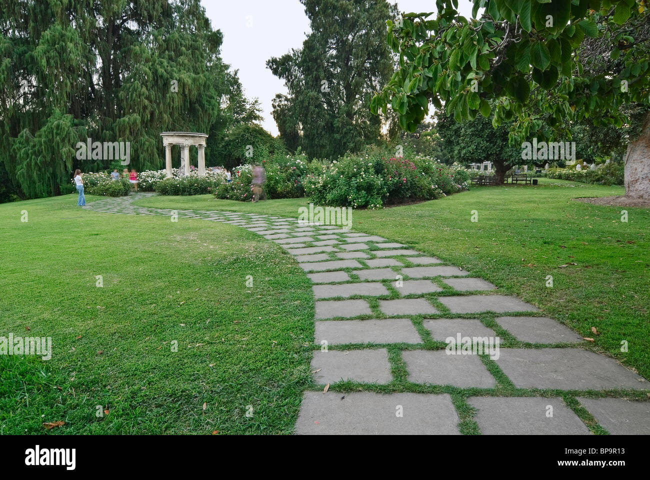 Curved garden path hi-res stock photography and images - Alamy