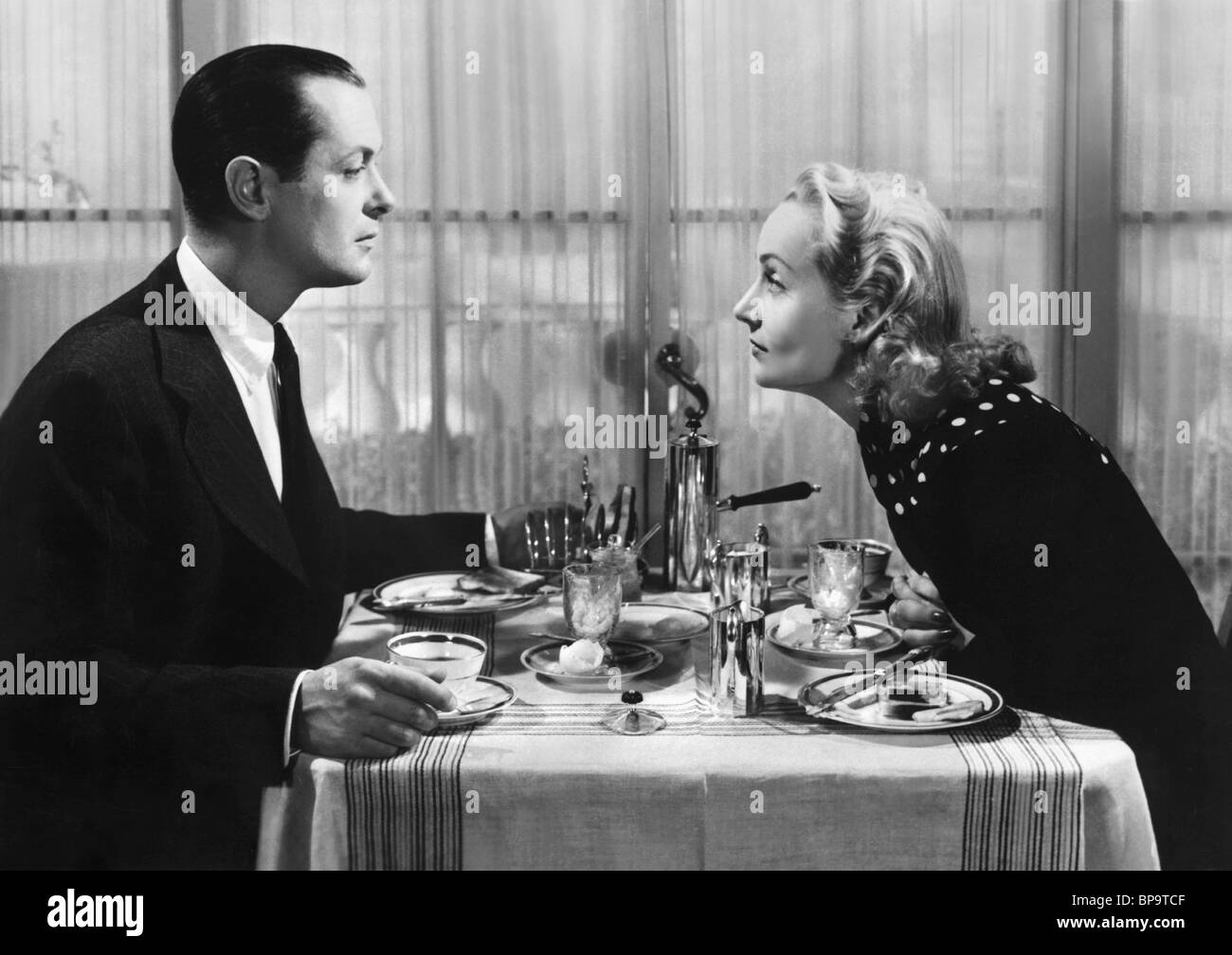 Mr. and mrs. smith movie Black and White Stock Photos & Images - Alamy