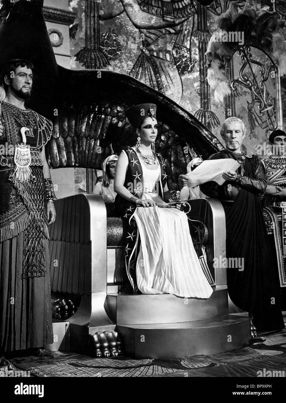 Elizabeth Taylor Cleopatra In 1963 High Resolution Stock Photography ...