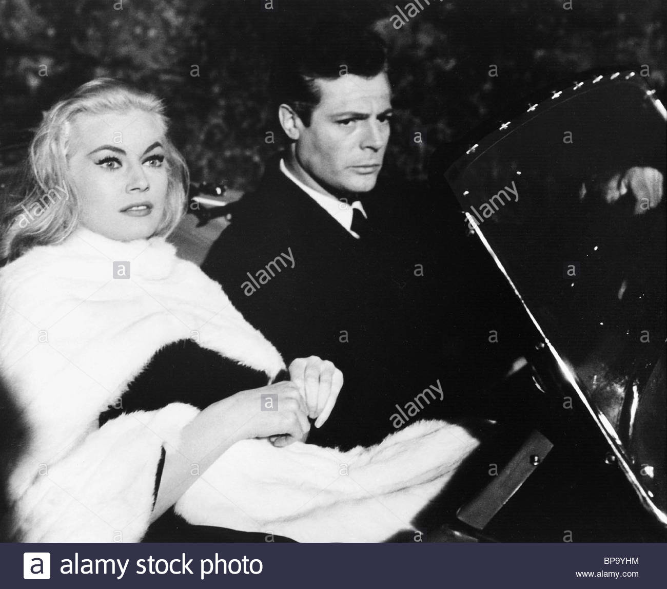 ANITA EKBERG & MARCELLO MASTROIANNI LA DOLCE VITA (1960 Stock Photo ... ANITA EKBERG & MARCELLO MASTROIANNI LA DOLCE VITA (1960 Stock Photo ...