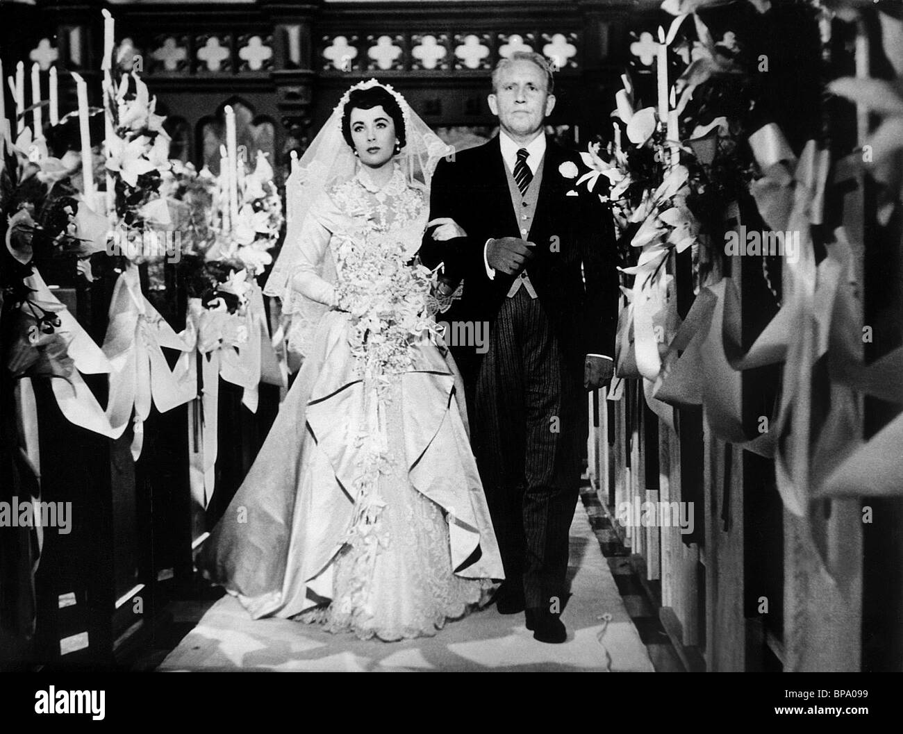 ELIZABETH TAYLOR SPENCER TRACY FATHER OF THE BRIDE (1950 Stock Photo ...