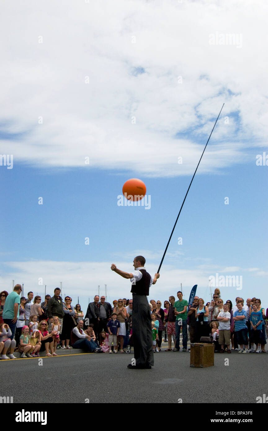 Street acts hi-res stock photography and images - Alamy