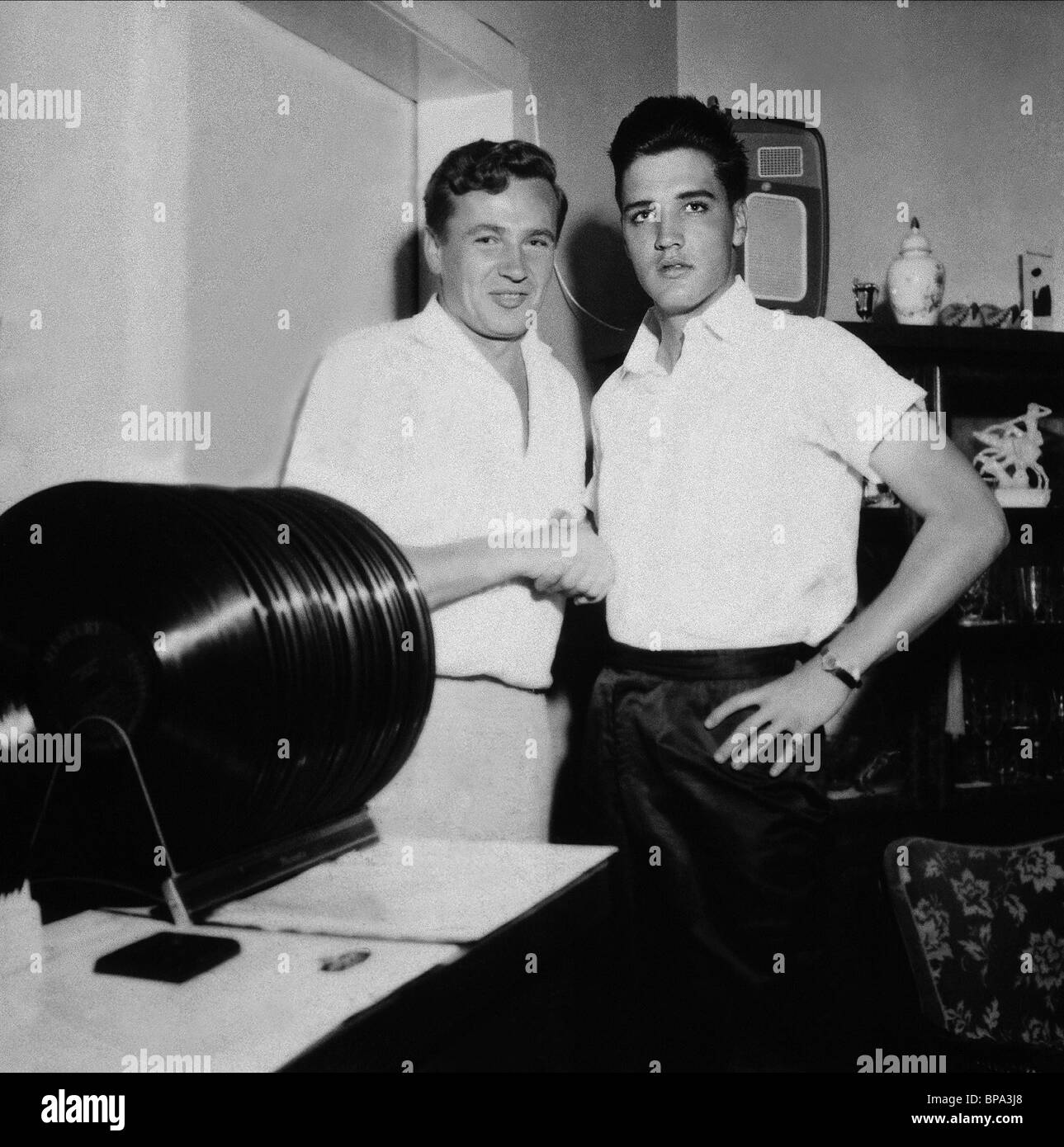 THOMAS BEYL & ELVIS PRESLEY JOURNALIST WITH SINGER (1959 Stock Photo ...