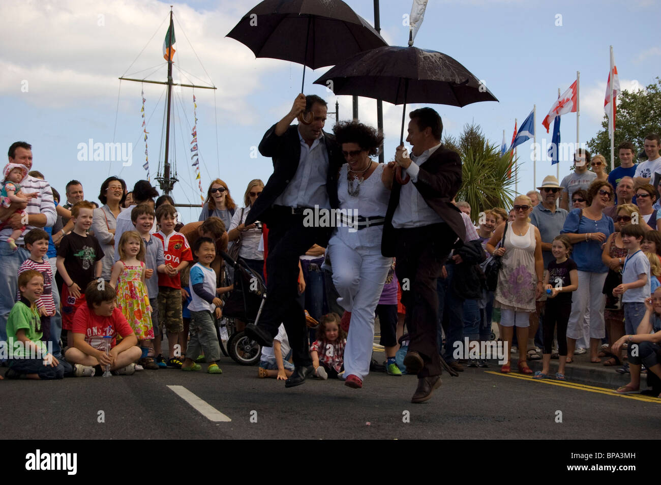 Street acts hi-res stock photography and images - Alamy