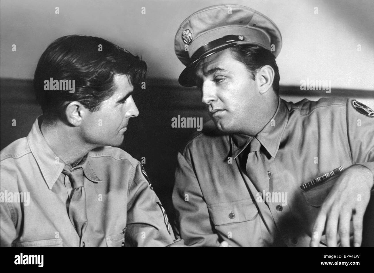 ROBERT YOUNG, ROBERT MITCHUM, CROSSFIRE, 1947 Stock Photo - Alamy