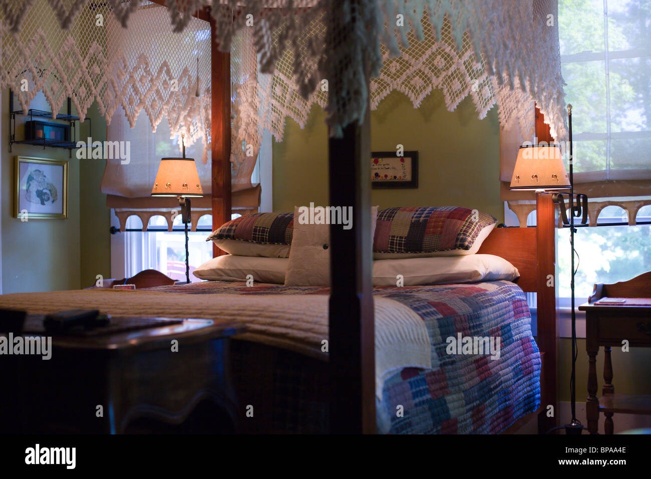 Vintage canopy bed hi-res stock photography and images - Alamy