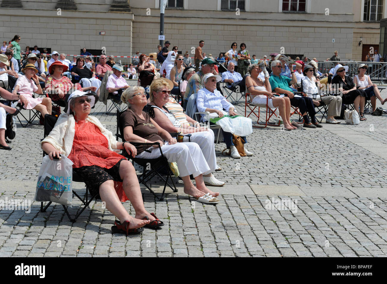 Outdoor audience hi-res stock photography and images - Alamy