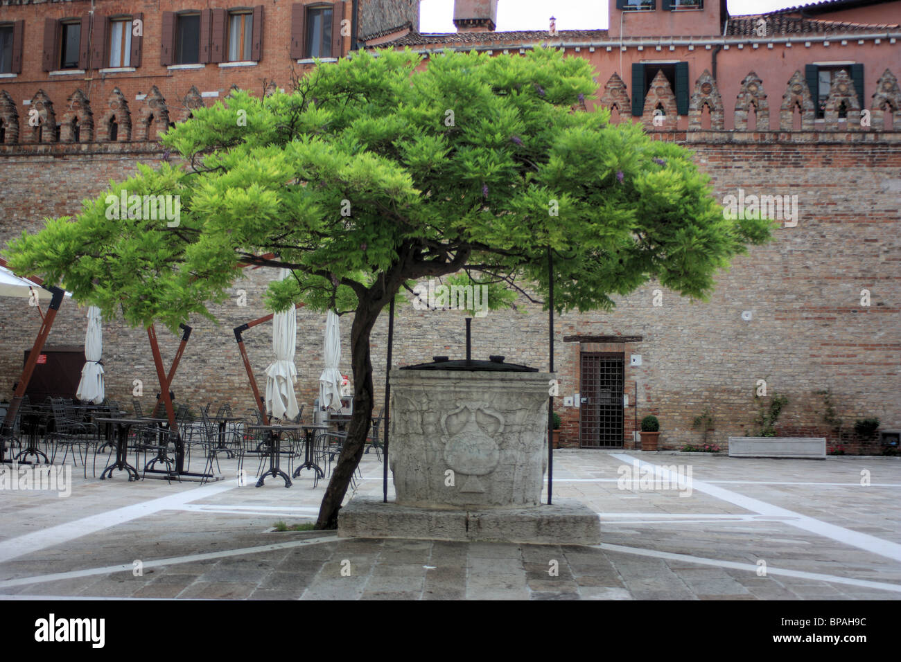 Pozzo well hi-res stock photography and images - Alamy