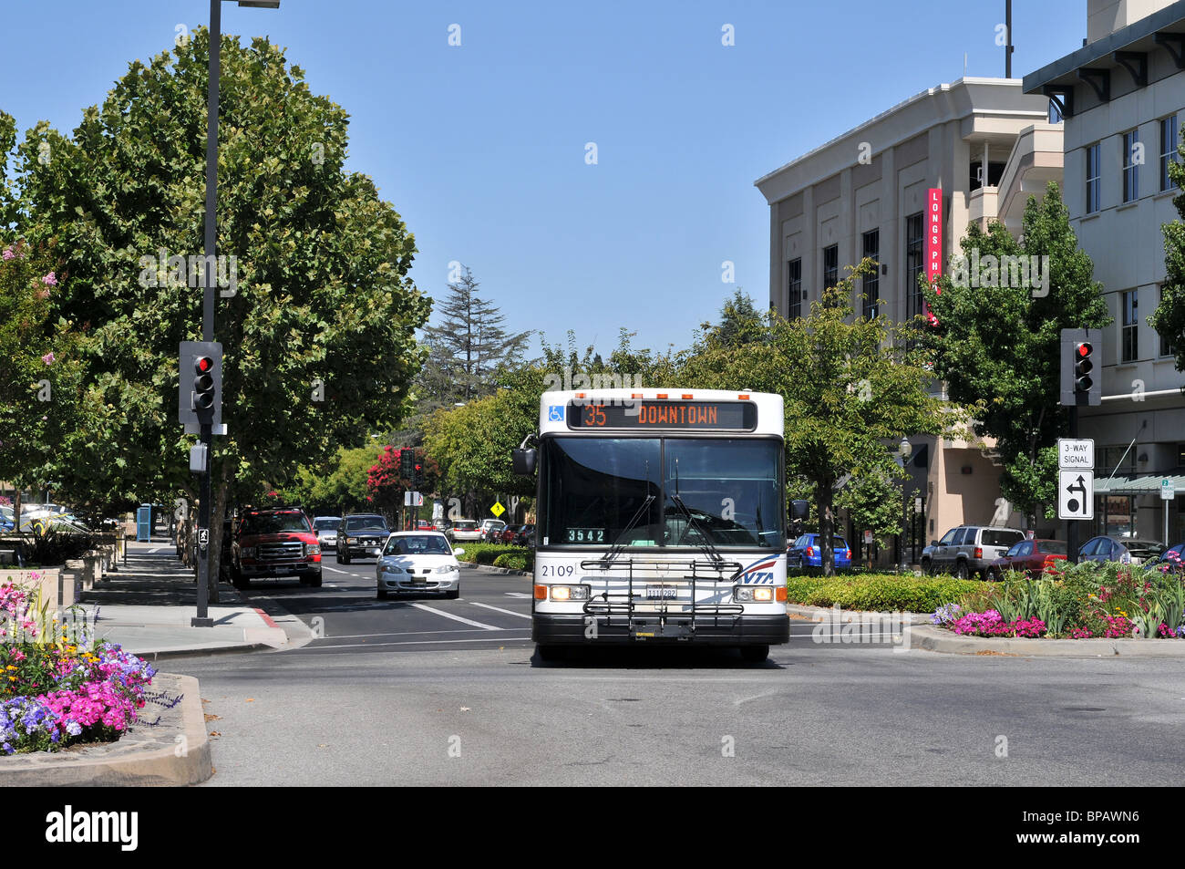 A downtown bound VTA bus turns south on Castro Street, Mountain View ...