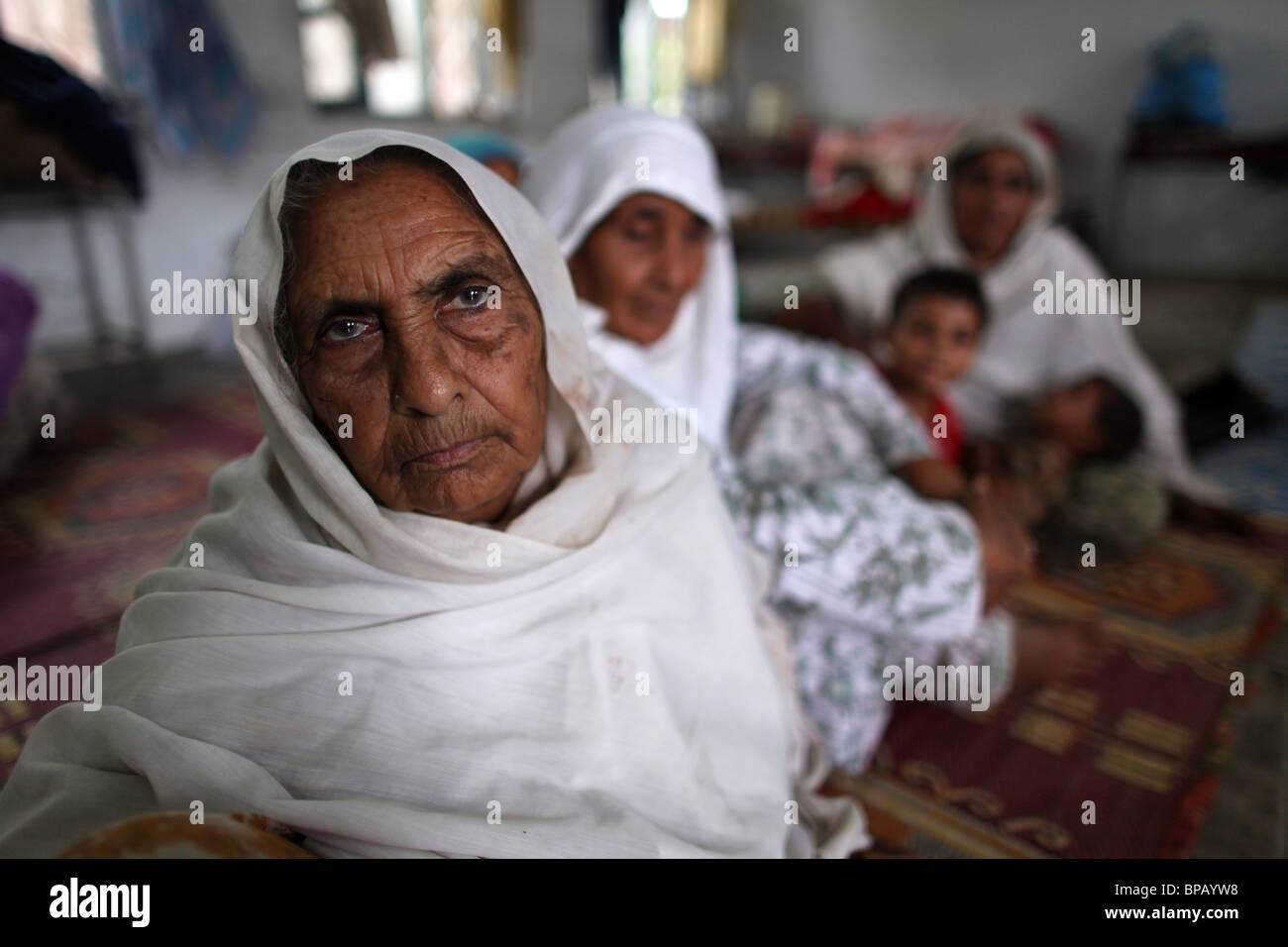 Flood victims in Pakistan receive aid from MSF Stock Photo - Alamy