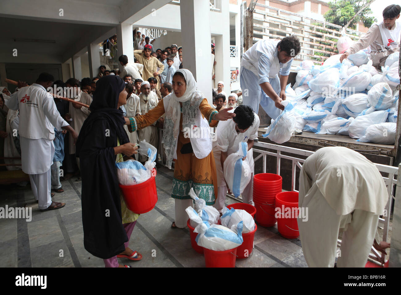 Flood victims in Pakistan receive aid from MSF Stock Photo - Alamy