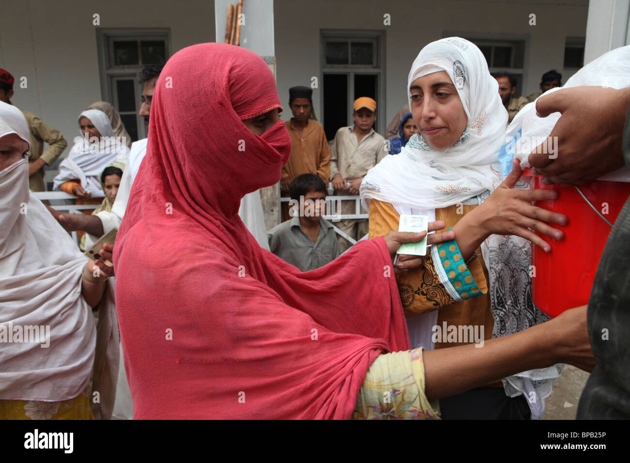 Flood victims in Pakistan receive aid from MSF Stock Photo - Alamy