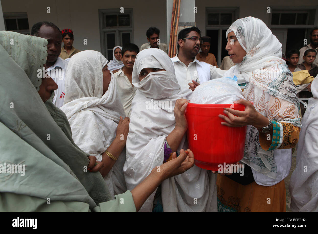 Flood victims in Pakistan receive aid from MSF Stock Photo - Alamy