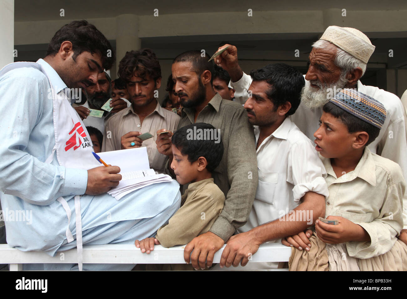Flood victims in Pakistan receive aid from MSF Stock Photo - Alamy